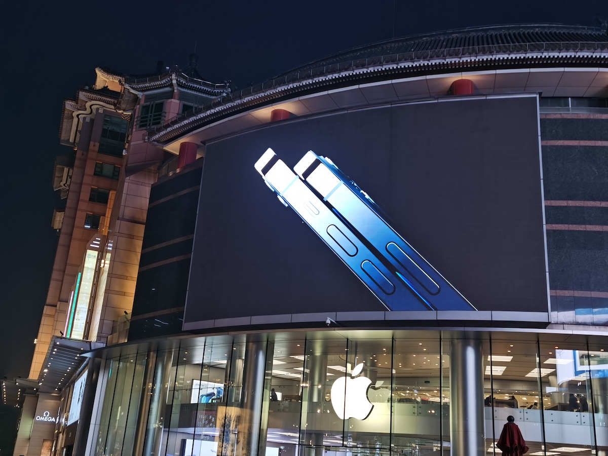 MO-8, Outdoor P8mm LED digital billboard highlight Apple Store with ...