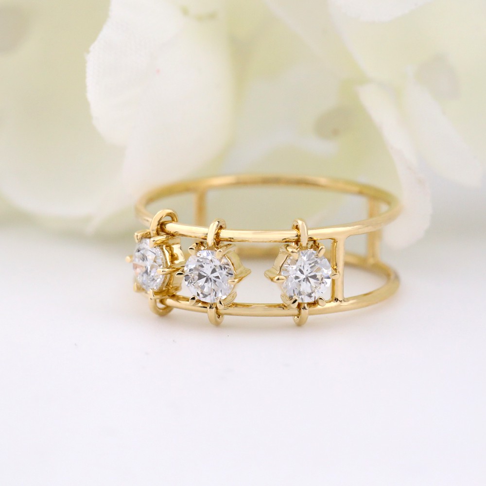 0.6ct 白色圆形主钻18K金三石滑动款钻石戒指