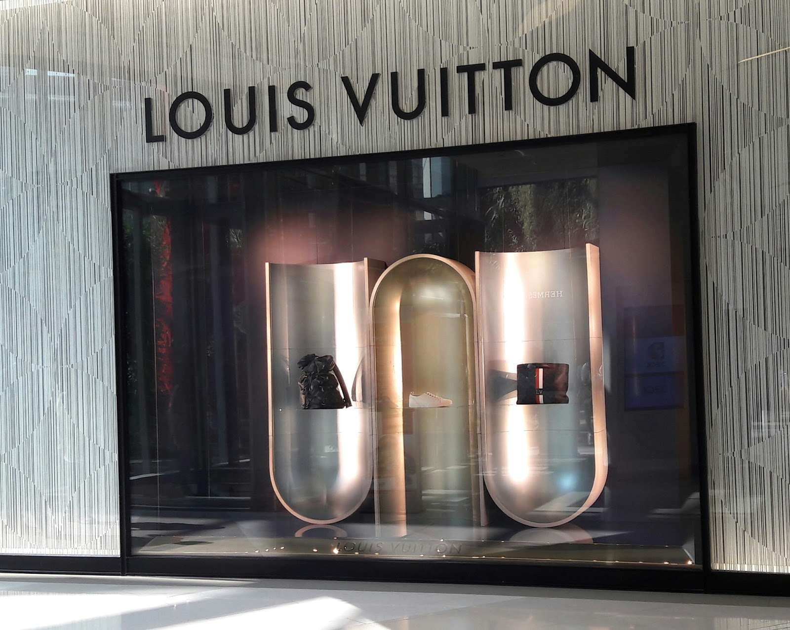 2016 Louis Vuitton (LV) Window Display Design