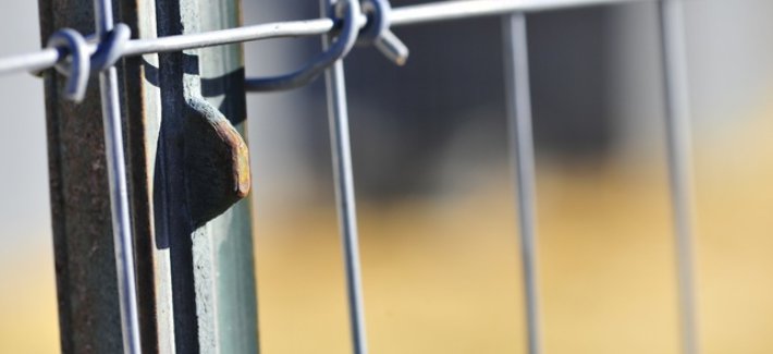 How to Safely Install a T-post Fence-Anping County Yize Metal Products ...