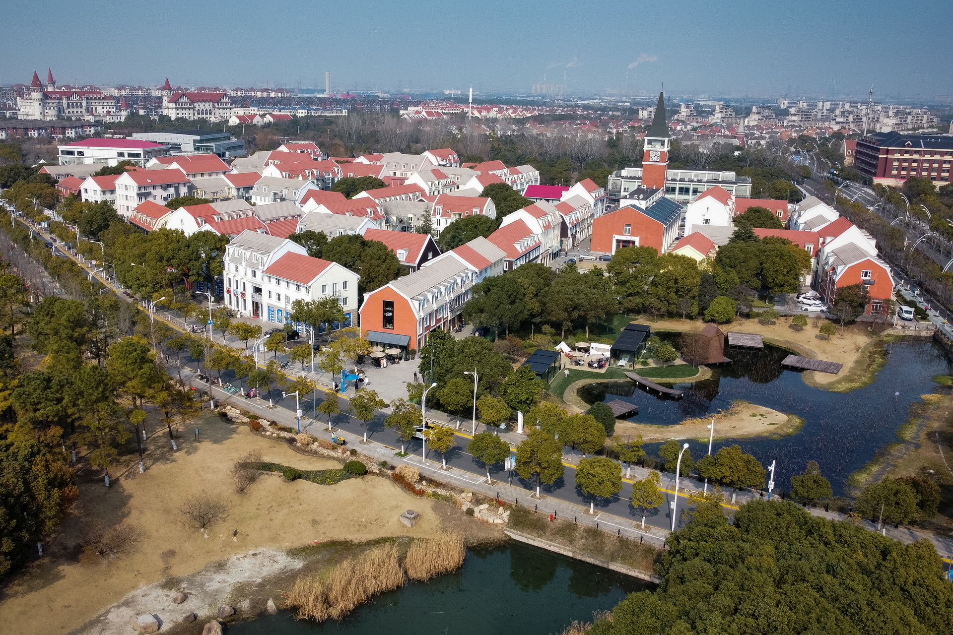 一尺花园（美兰湖店）-我们在波光粼粼的岸边，在柔美的阳光里，期待您和我们一起感受自然，听那美兰湖水静静地歌唱声。