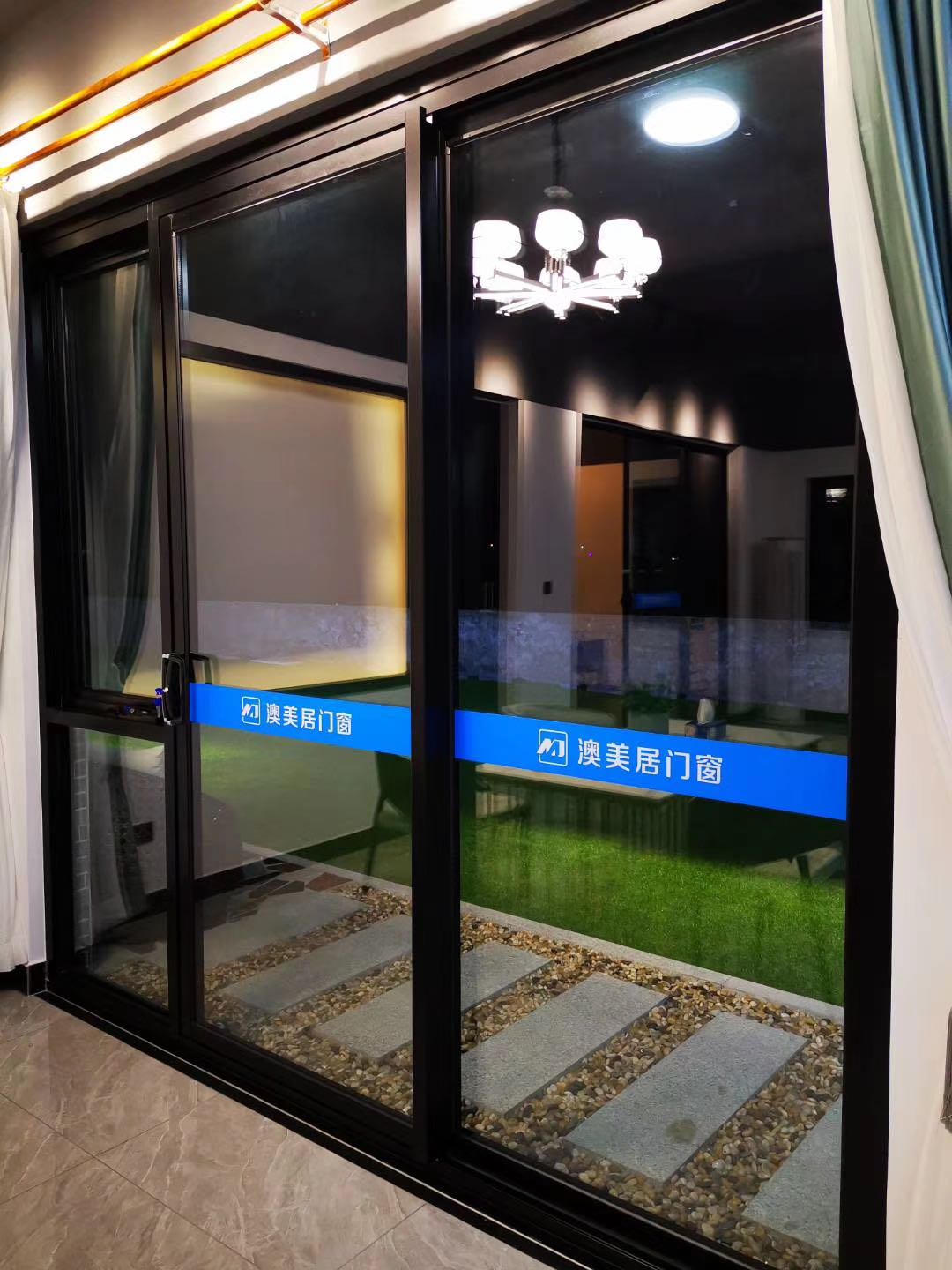 AMJ Building showroom-Aluminium windows and doors display