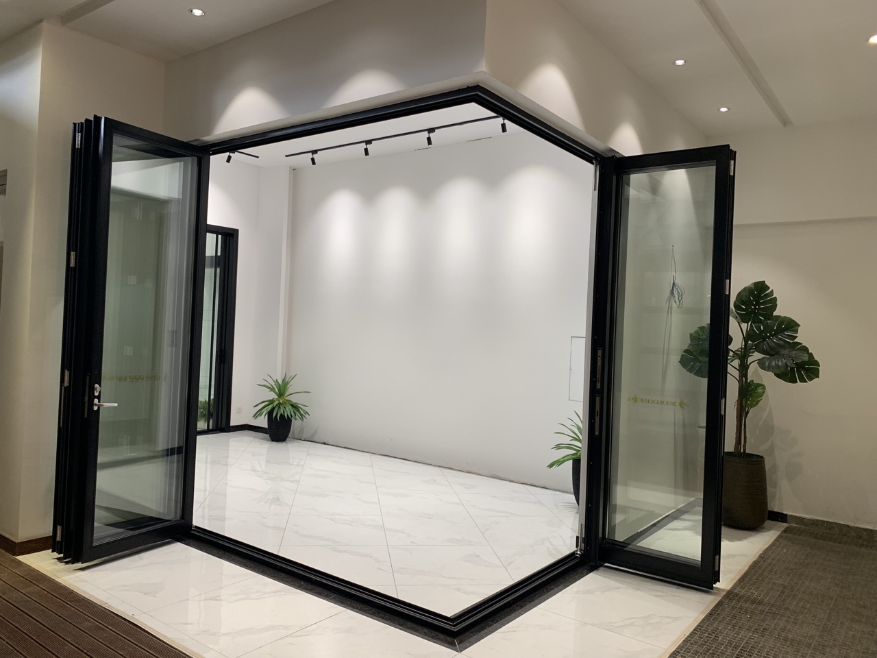 AMJ92 Thermal Break Aluminium framed Corner Bi-Fold Door