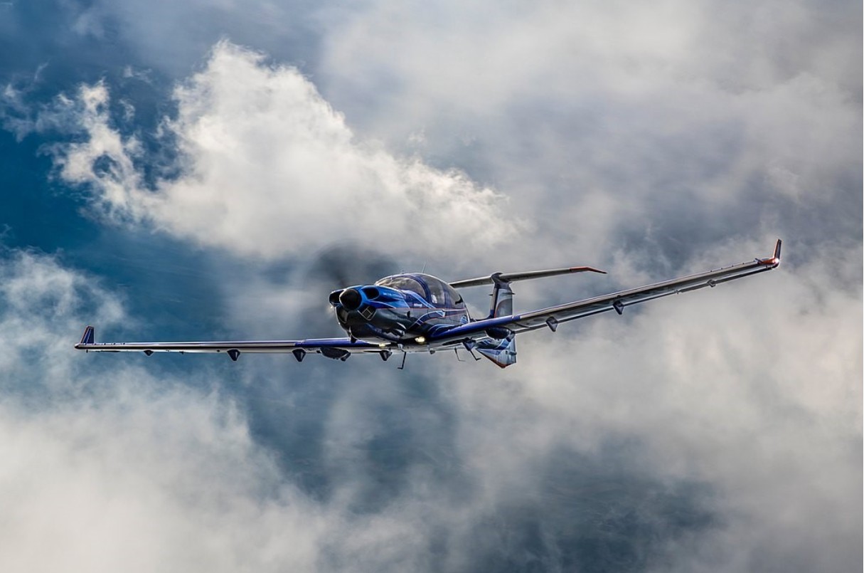 恭喜万丰钻石飞机DA50 RG获得铂金奖,通用飞机